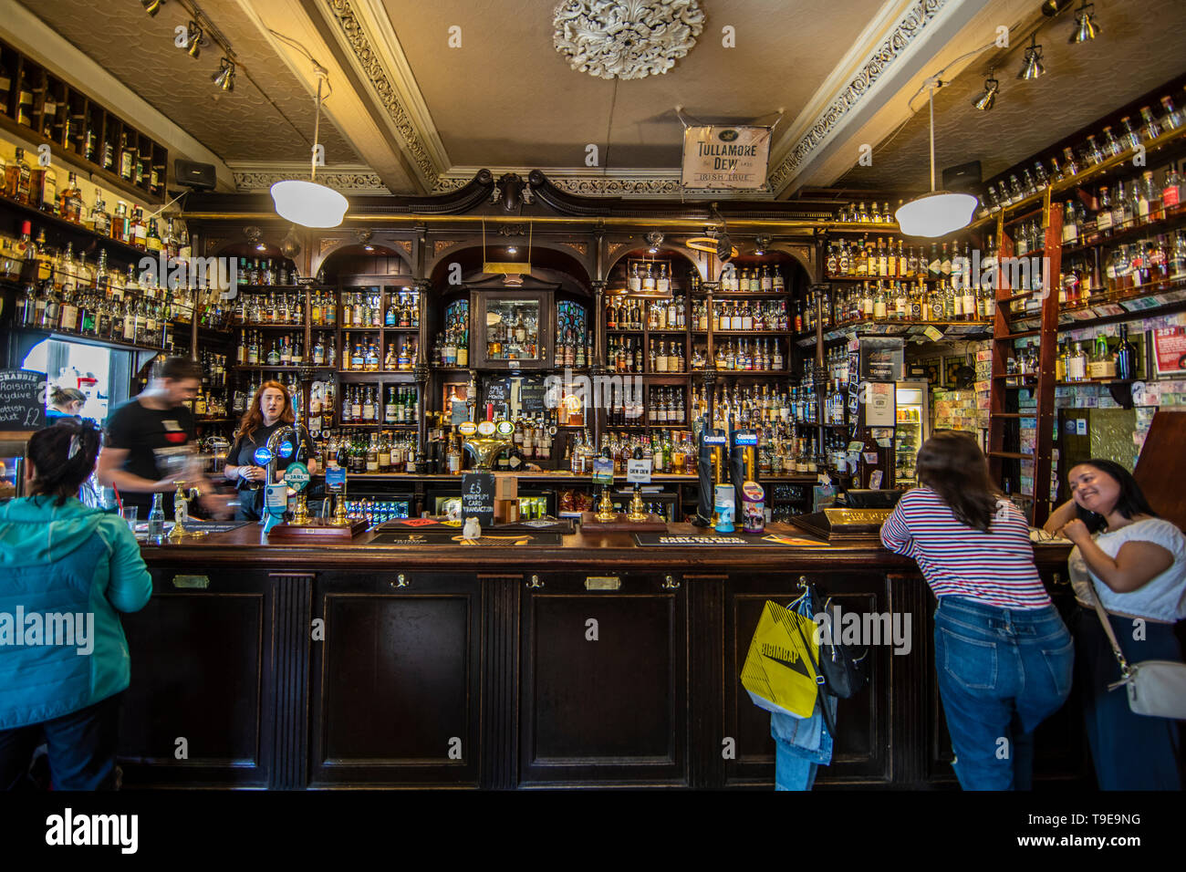 Der Topf hat noch in Glasgow eine Wand des Whiskeys Stockfotografie - Alamy