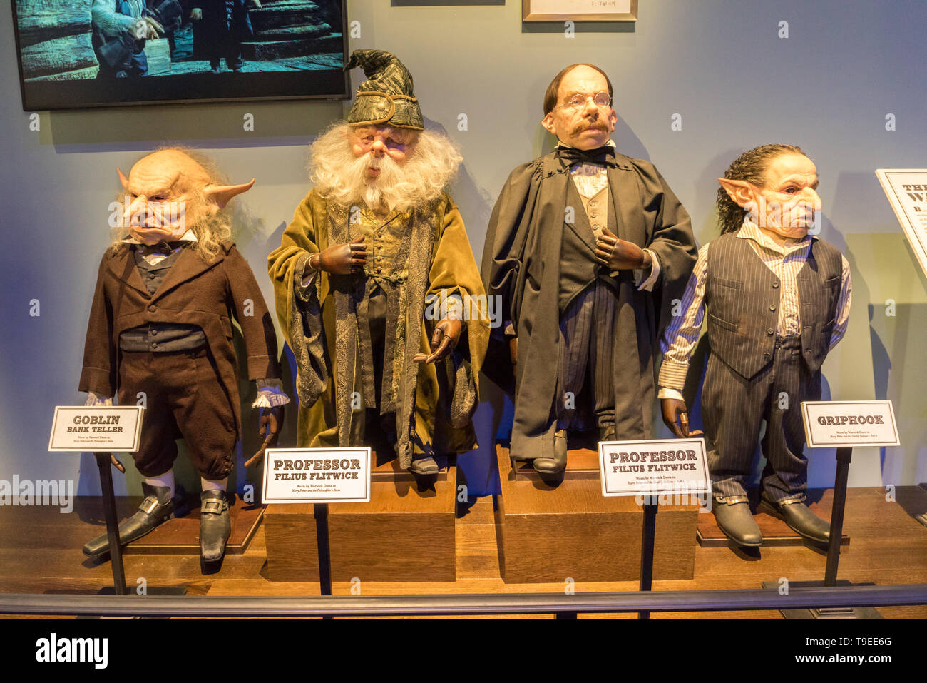 Figuren, Requisiten und Kostüme getragen von Warwick Davis verwendet in ...
