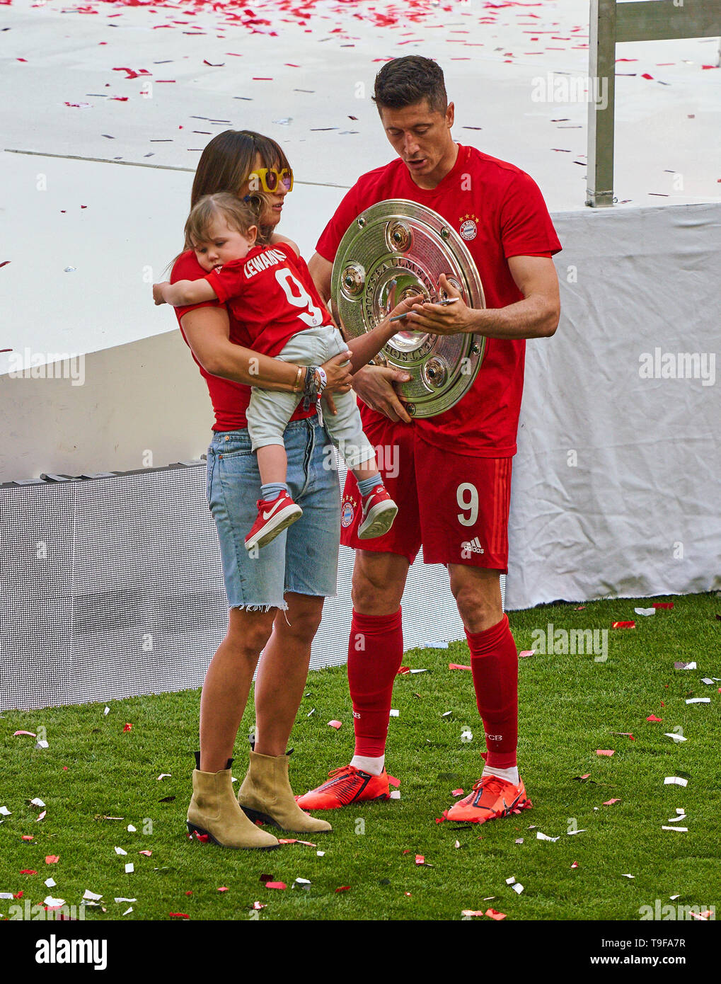 Siegerehrung mit Pokal: Robert Lewandowski, FCB 9 mit Anna, seine Frau ...