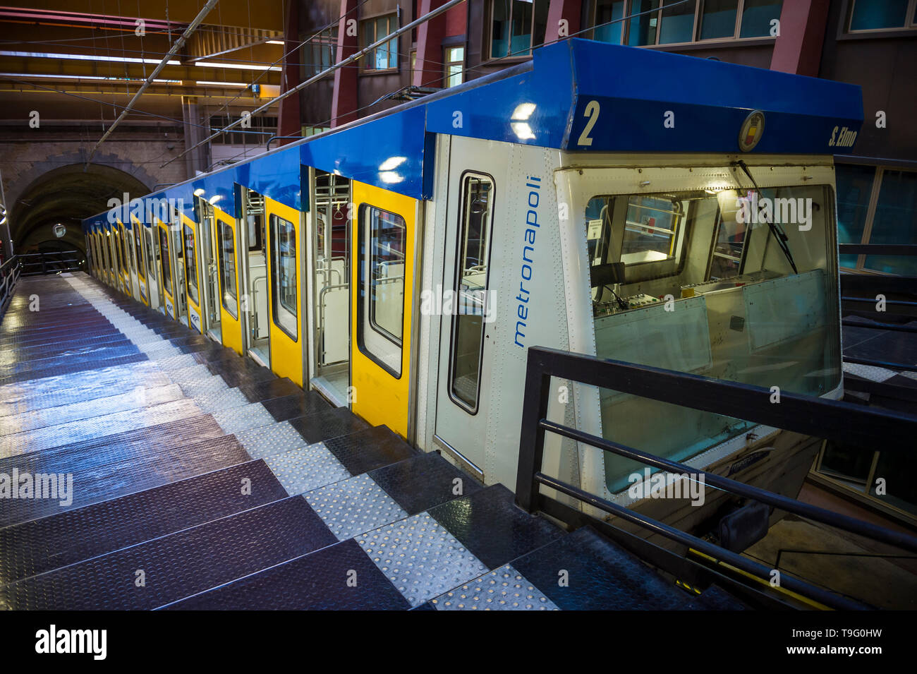 Metronapoli bahnhof -Fotos und -Bildmaterial in hoher Auflösung – Alamy