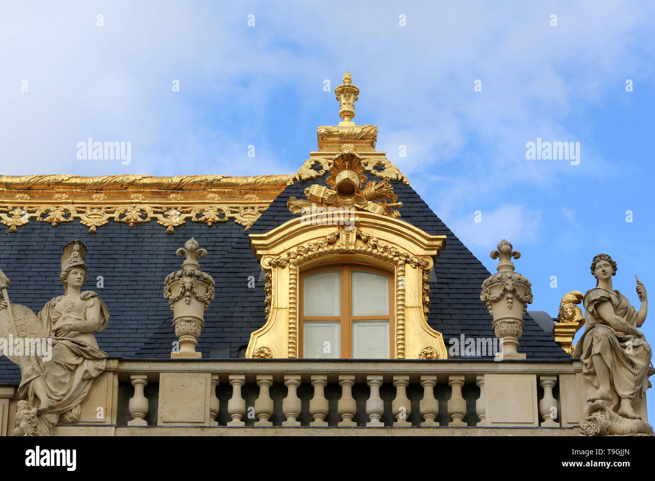Skulpturen Sur Le Toit d'un immeuble de la Cour de Marbre rénové En ...