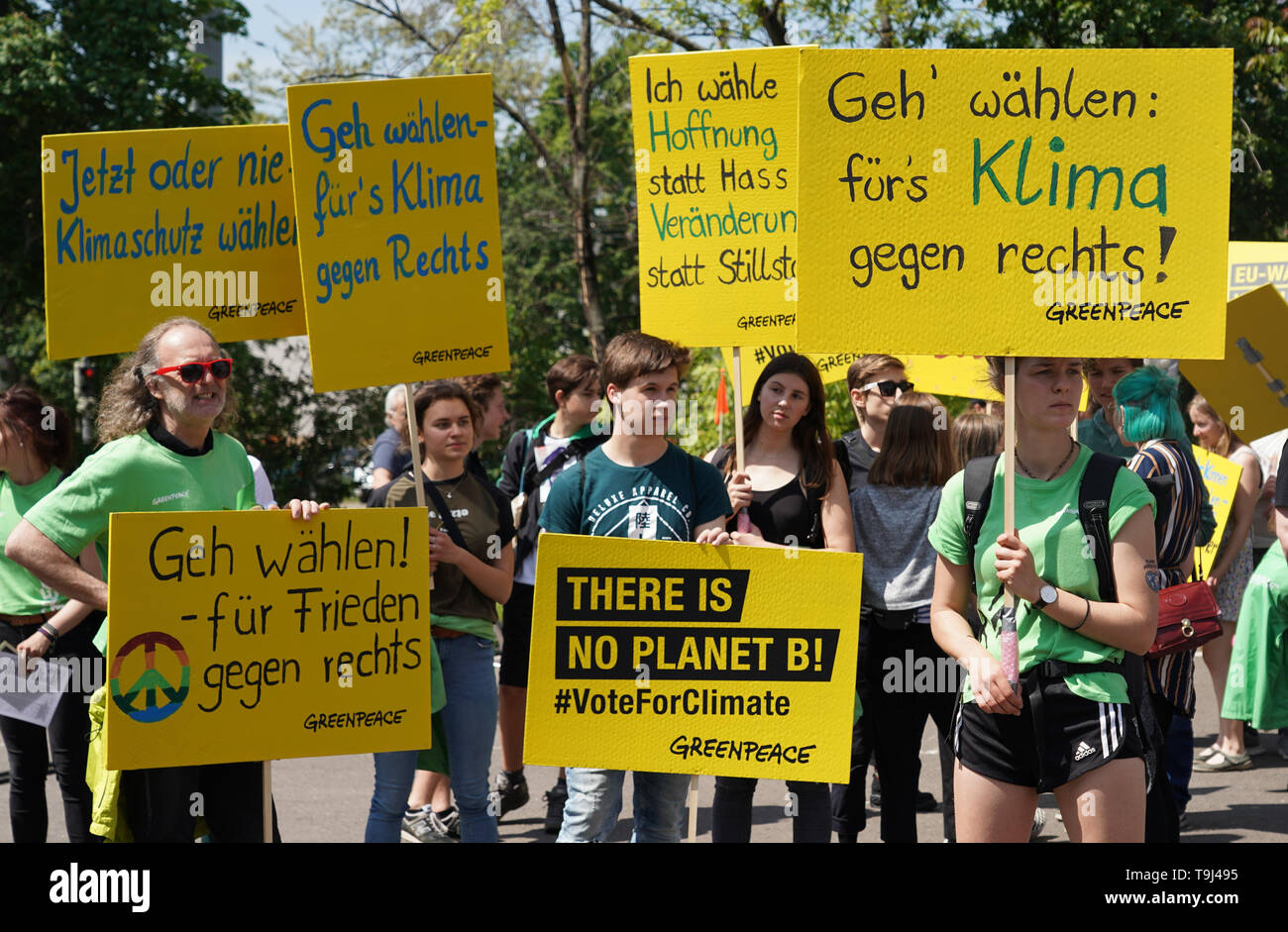 Leipzig, Deutschland. 19 Mai, 2019. Teilnehmer von Greenpeace stand mit ...