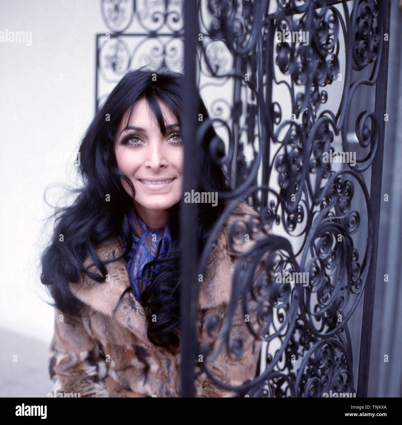 Porträtaufnahme der deutschen Plant und Sängerin Dunja Rajter neben ...