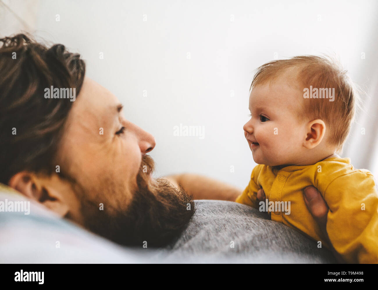 Vater und seiner Tochter sprechen, die zusammen spielen Familie home ...