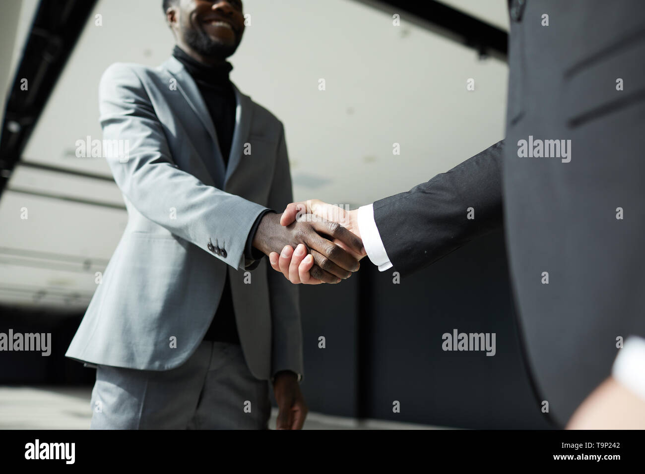 Partnerschaftliche teamarbeit -Fotos und -Bildmaterial in hoher ...