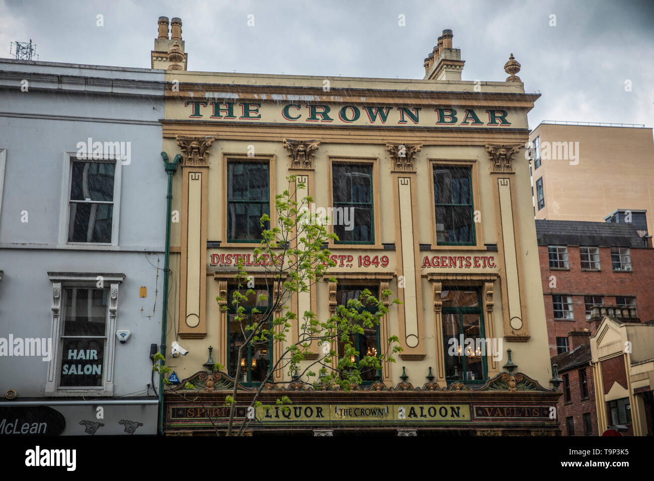 Crown pub belfast -Fotos und -Bildmaterial in hoher Auflösung – Alamy