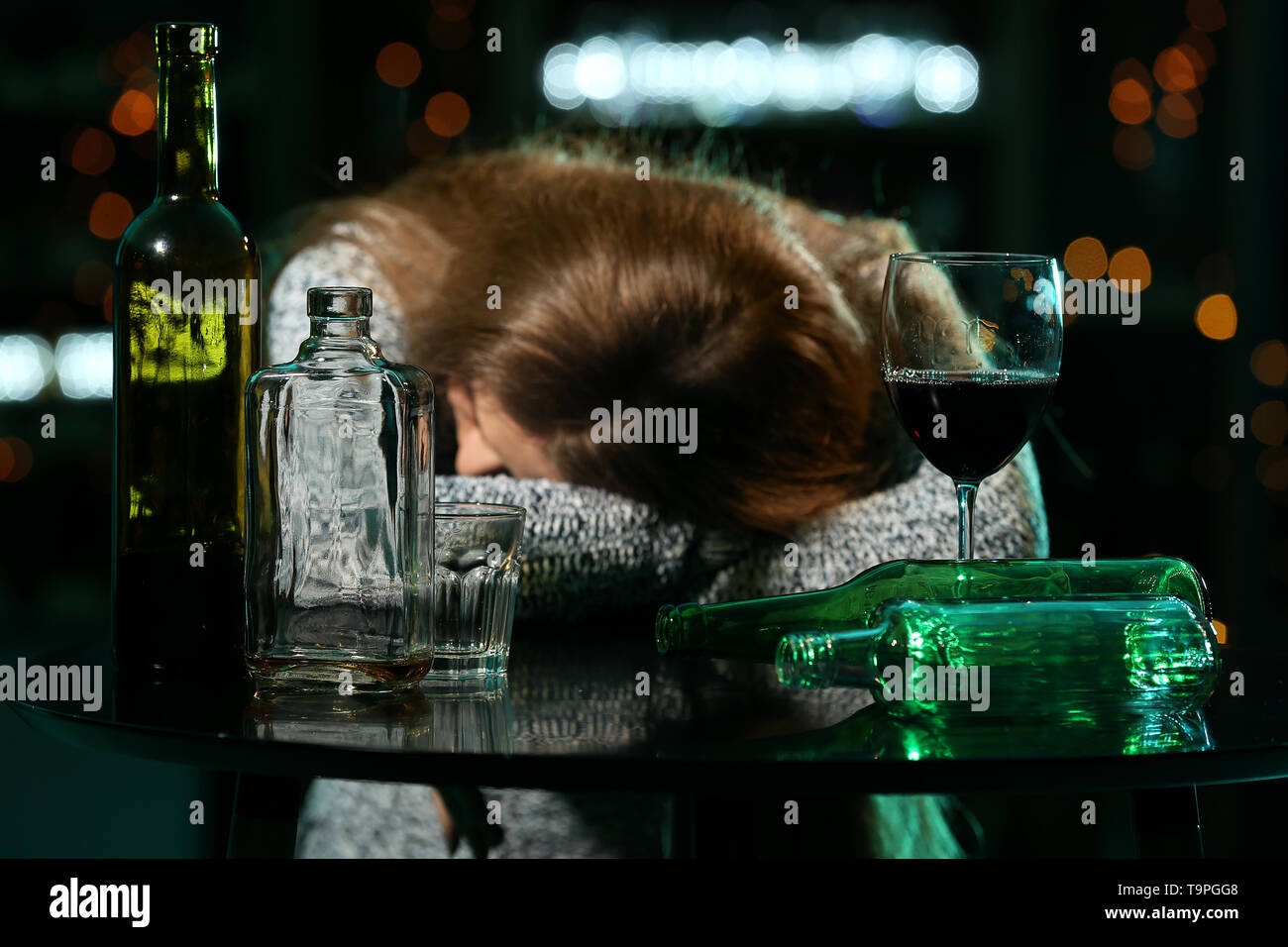 Girl drunk bar -Fotos und -Bildmaterial in hoher Auflösung – Alamy