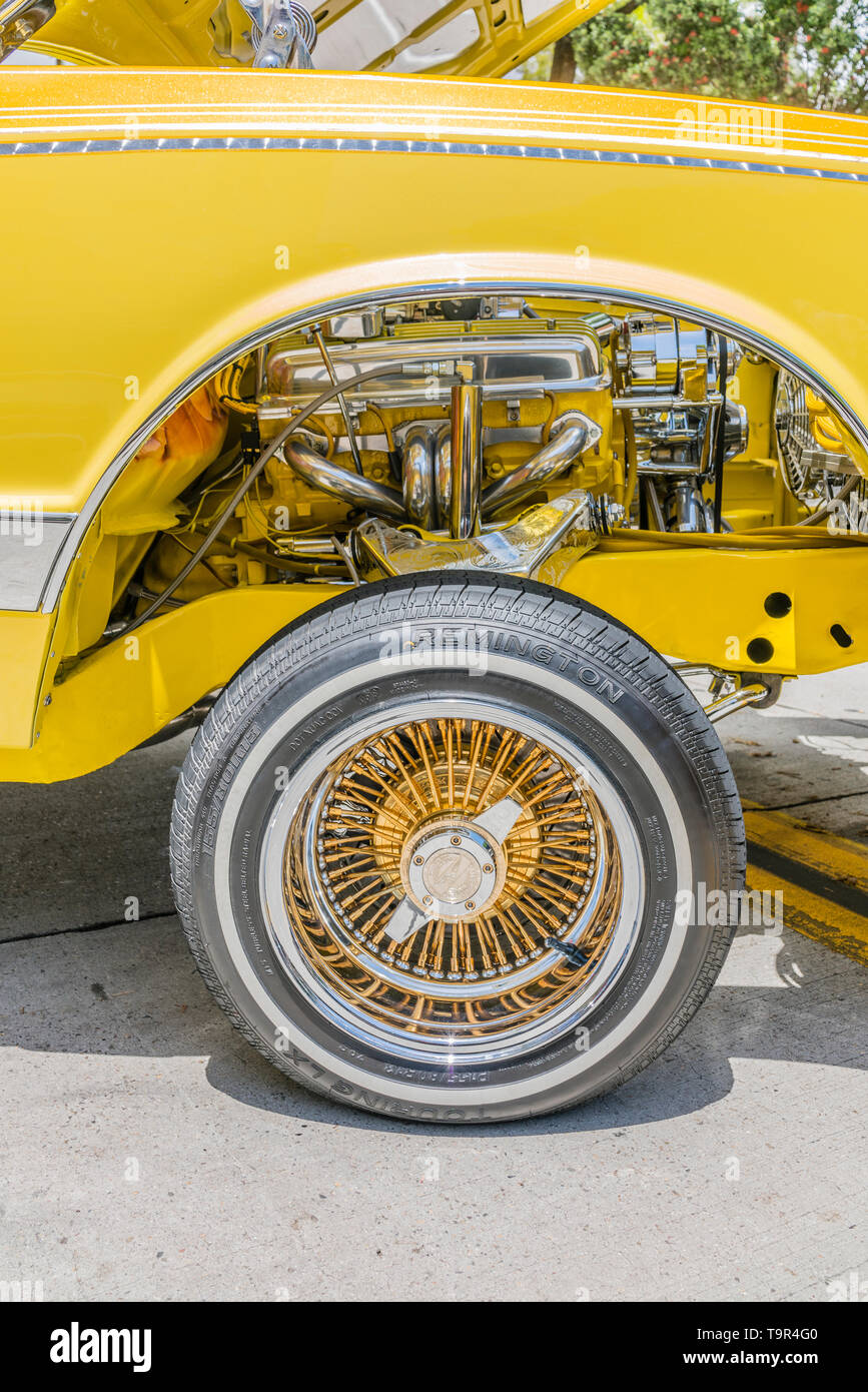 Ein Detail Eines der radkästen einer hellen gelben Chevrolet lowrider ...