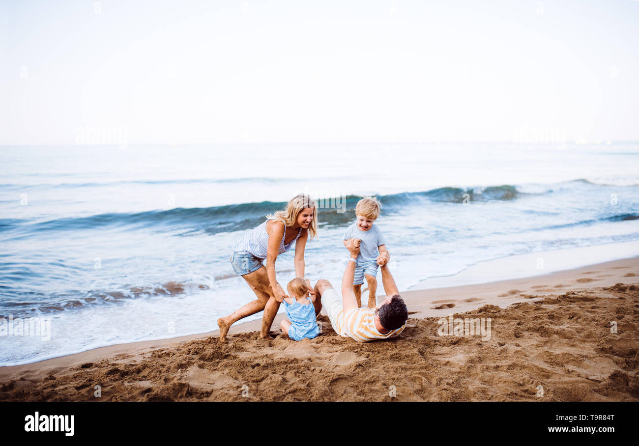 Mutter und tochter am strand liegen -Fotos und -Bildmaterial in hoher ...