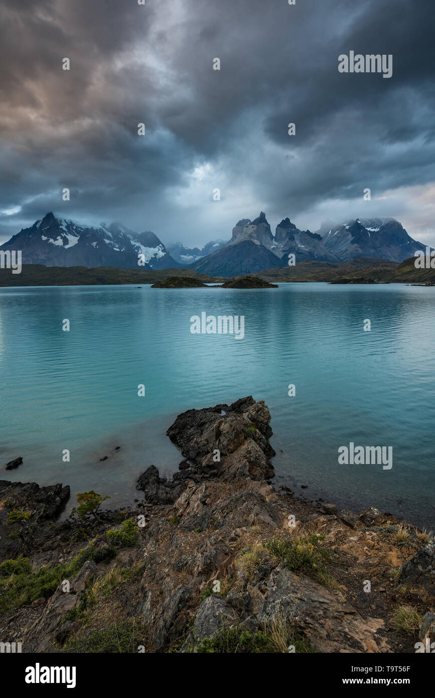 Die felsige Küste des Lago Pehoe im Torres del Paine National Park, ein ...