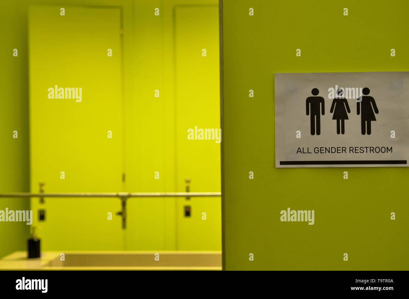 Wc Beschilderung aller Art neben der Tür zum Bad in der Säure grün mit ...