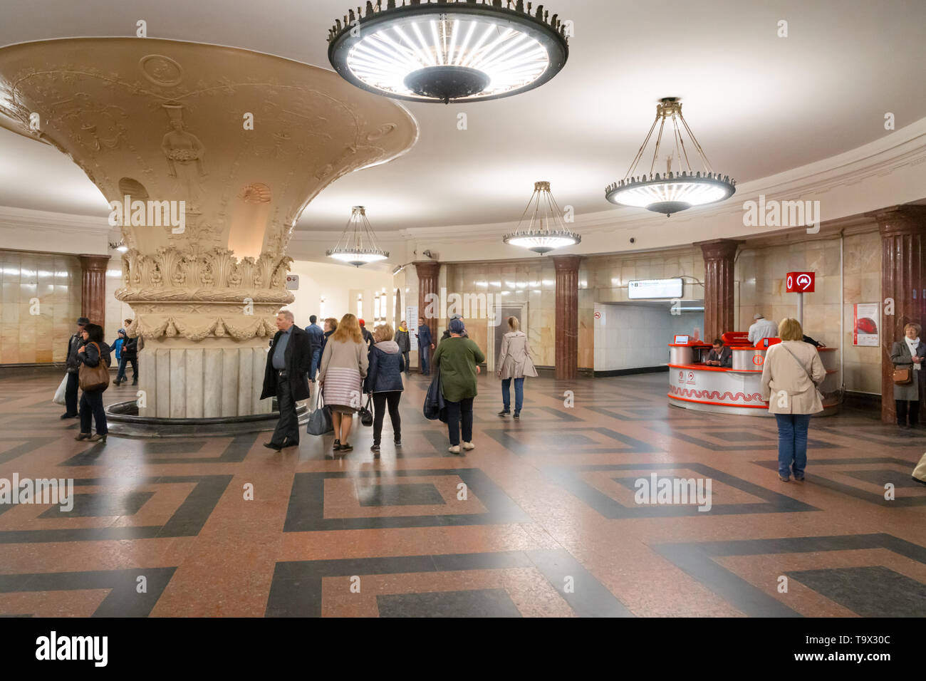 Moskau, Russland - April 2019: Passagiere am U-Bahnhof in Moskau ...