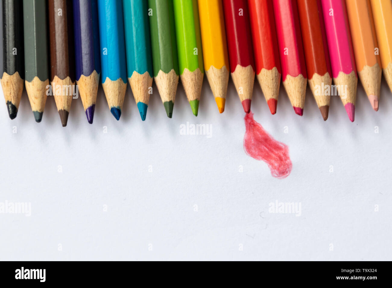 Set von Buntstiften in Regenbogenfarben warten auf ihr erstes Bild mit ...