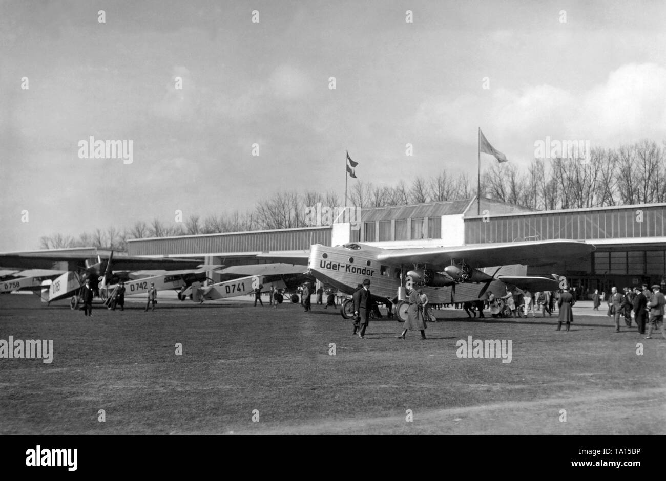 Direktor der Lufthansa Erhard Milch stellt die vier - Motor hoch ...