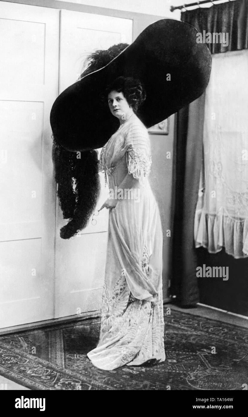 Fashion 10s -Fotos und -Bildmaterial in hoher Auflösung – Alamy