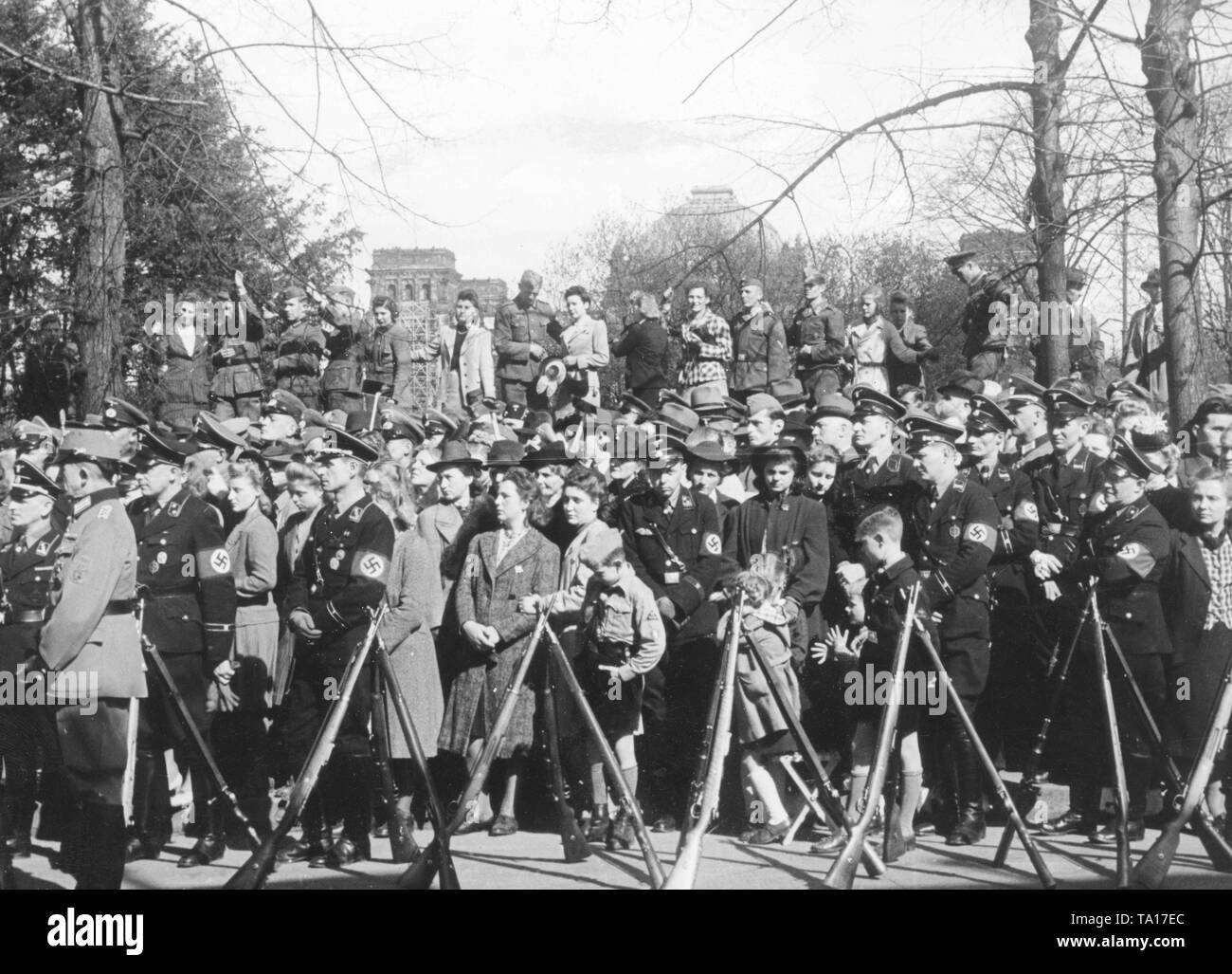 Die Leute hören auf eine Rede von Adolf Hitler vor der Krolloper in ...