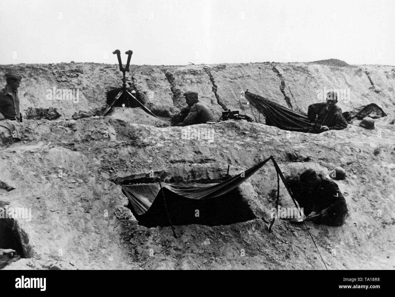 Ein Regiment Gefechtsstand der Waffen-SS in ein panzerabwehr Graben ...