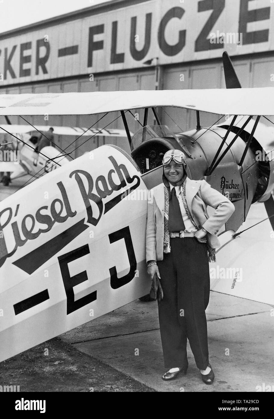 Liesel Bach, die Europameister im Kunstflug, vor ihr neue Flugzeuge ...