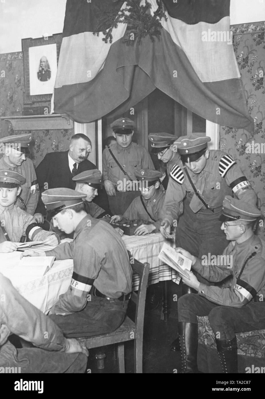 In einem vor kurzem eingeweiht Staffelheim (squadron Zentrale) der DNVP ...