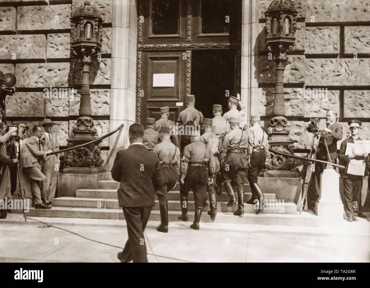 Nsdap uniformierte parteimitglieder -Fotos und -Bildmaterial in hoher ...