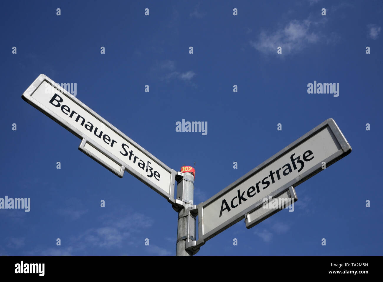 Straße Namensschilder an der Kreuzung der Bernauer Straße und ...