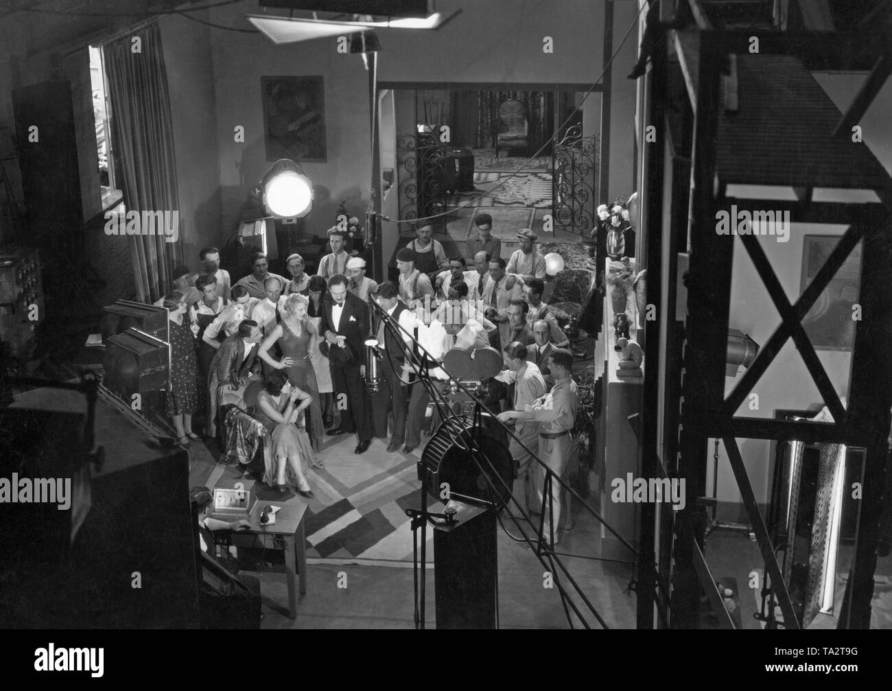 Dieses Foto zeigt die Filmcrew von Paramount der erste Deutschsprachige ...