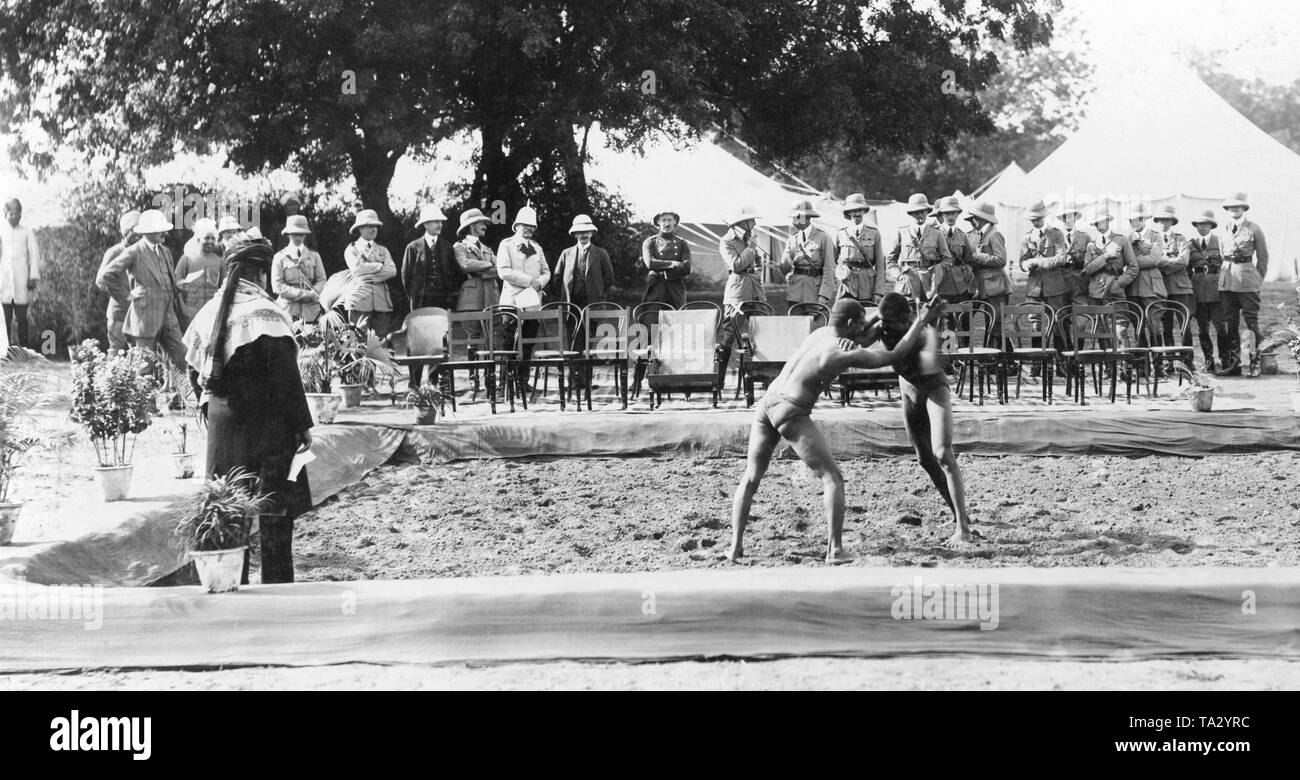 Mit peitschenplage in der hand -Fotos und -Bildmaterial in hoher ...