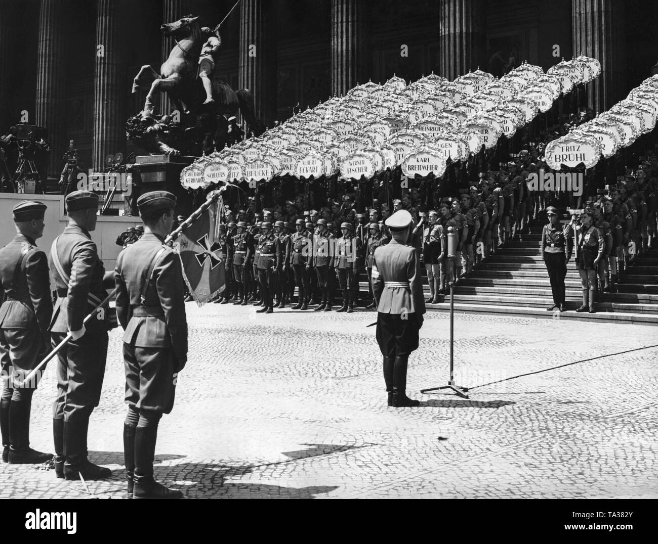 Adolf hitler colour Schwarzweiß-Stockfotos und -bilder - Alamy