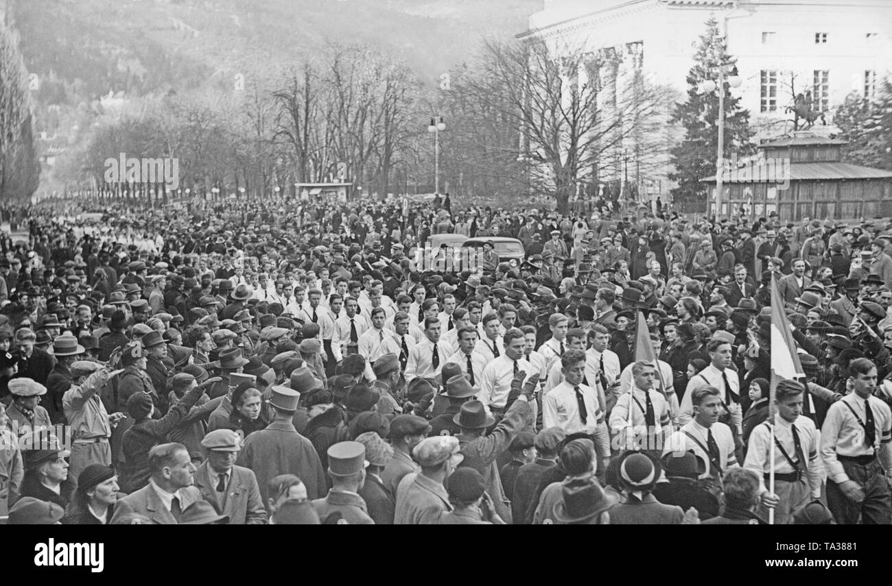 Österreichischen NSDAP-Mitglieder März auf der Adolf-Hilter-Platz in ...