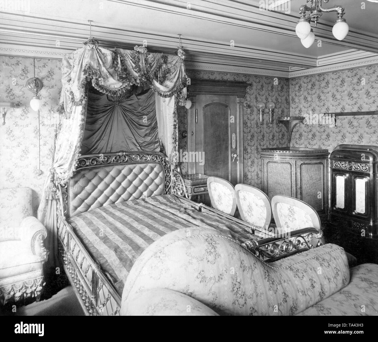 Blick auf das Schlafzimmer von Kaiser Wilhelm II. auf die Kaiserliche ...