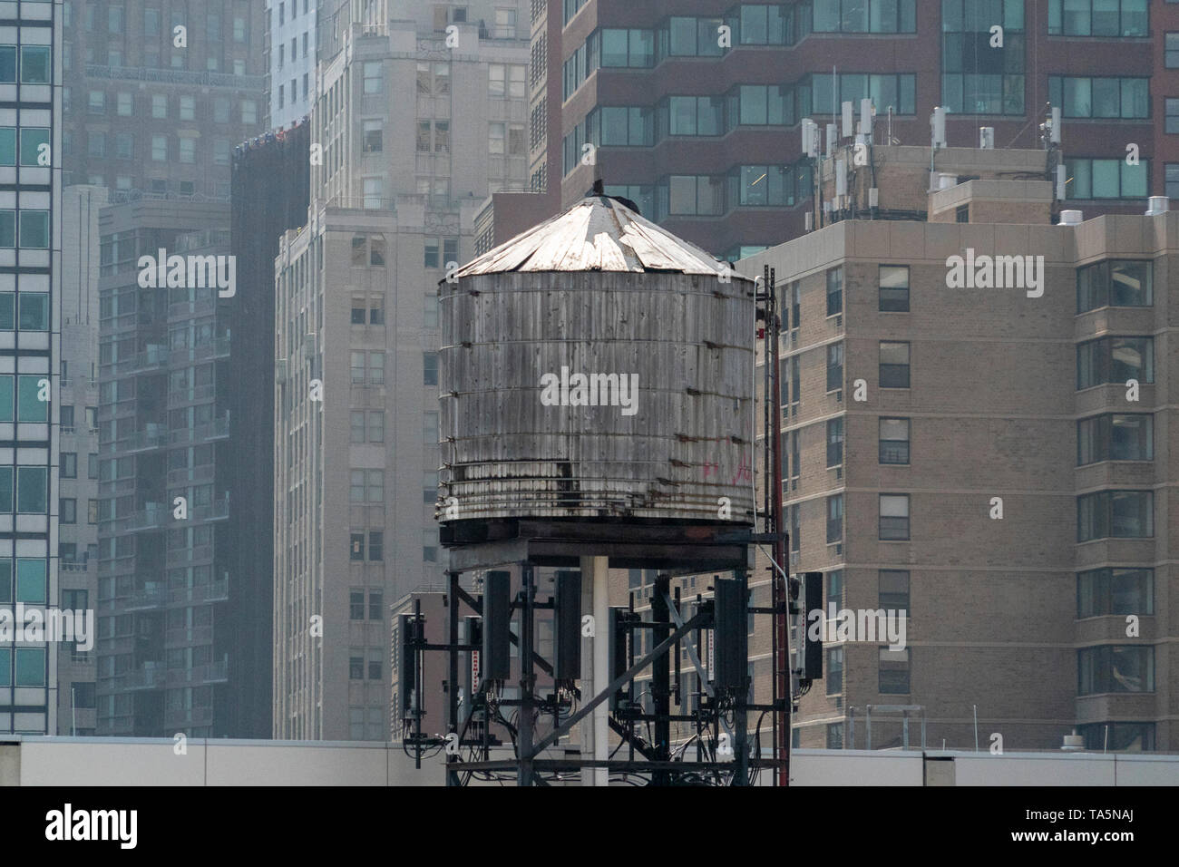 Alter wassertank auf dem dach -Fotos und -Bildmaterial in hoher ...