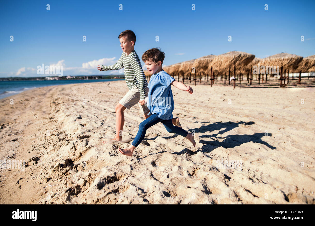Barfuß kinder draussen -Fotos und -Bildmaterial in hoher Auflösung – Alamy