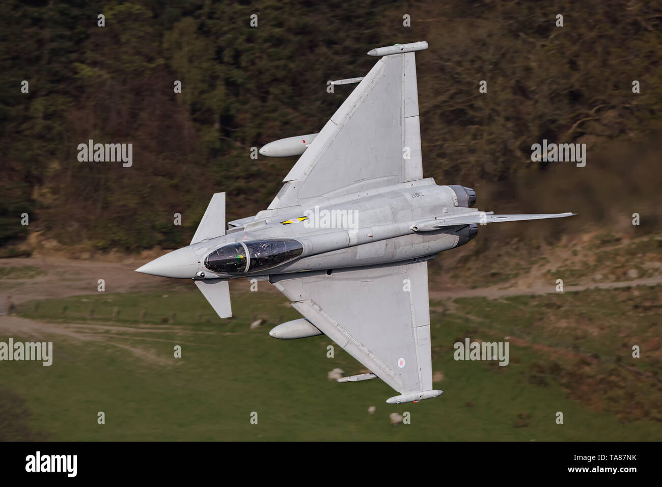 RAF Eurofighter Typhoon flying low level durch das Mach Loop in Wales ...