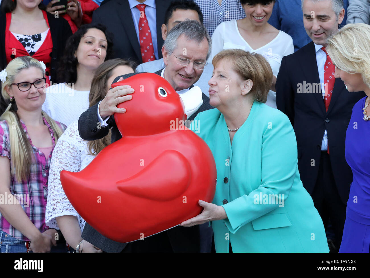 Rostock, Deutschland. 23 Mai, 2019. Am Ende ihres Besuchs in dem ...