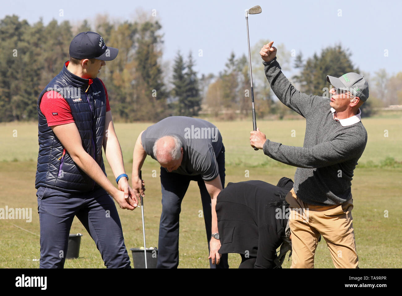 Bad Doberan, Deutschland. 19 Apr, 2019. Jonathan Dommermuth (L-R) und ...