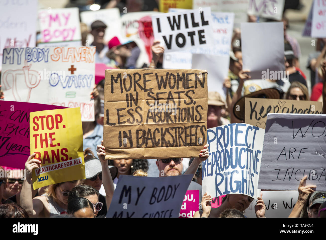 Atlanta, Georgia, USA. 21 Mai, 2019. Hunderte von Demonstranten an der ...