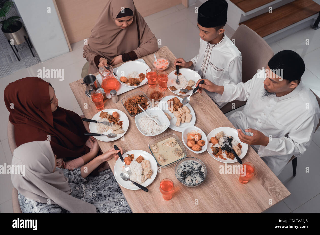 Muslimische familie am essen -Fotos und -Bildmaterial in hoher Auflösung – Alamy
