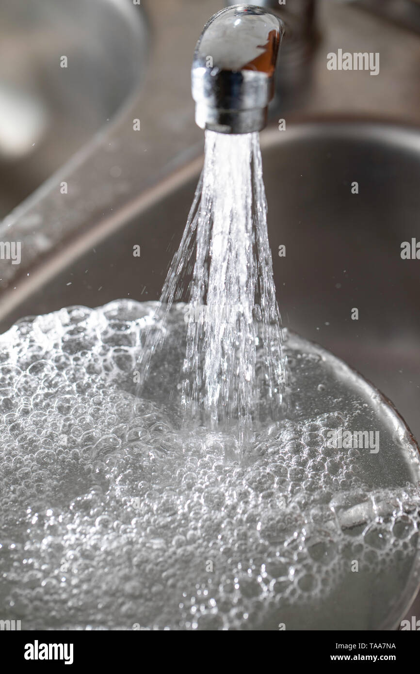 Geschirrspülen in fließendem Wasser - Dreckige Spülbecken ...