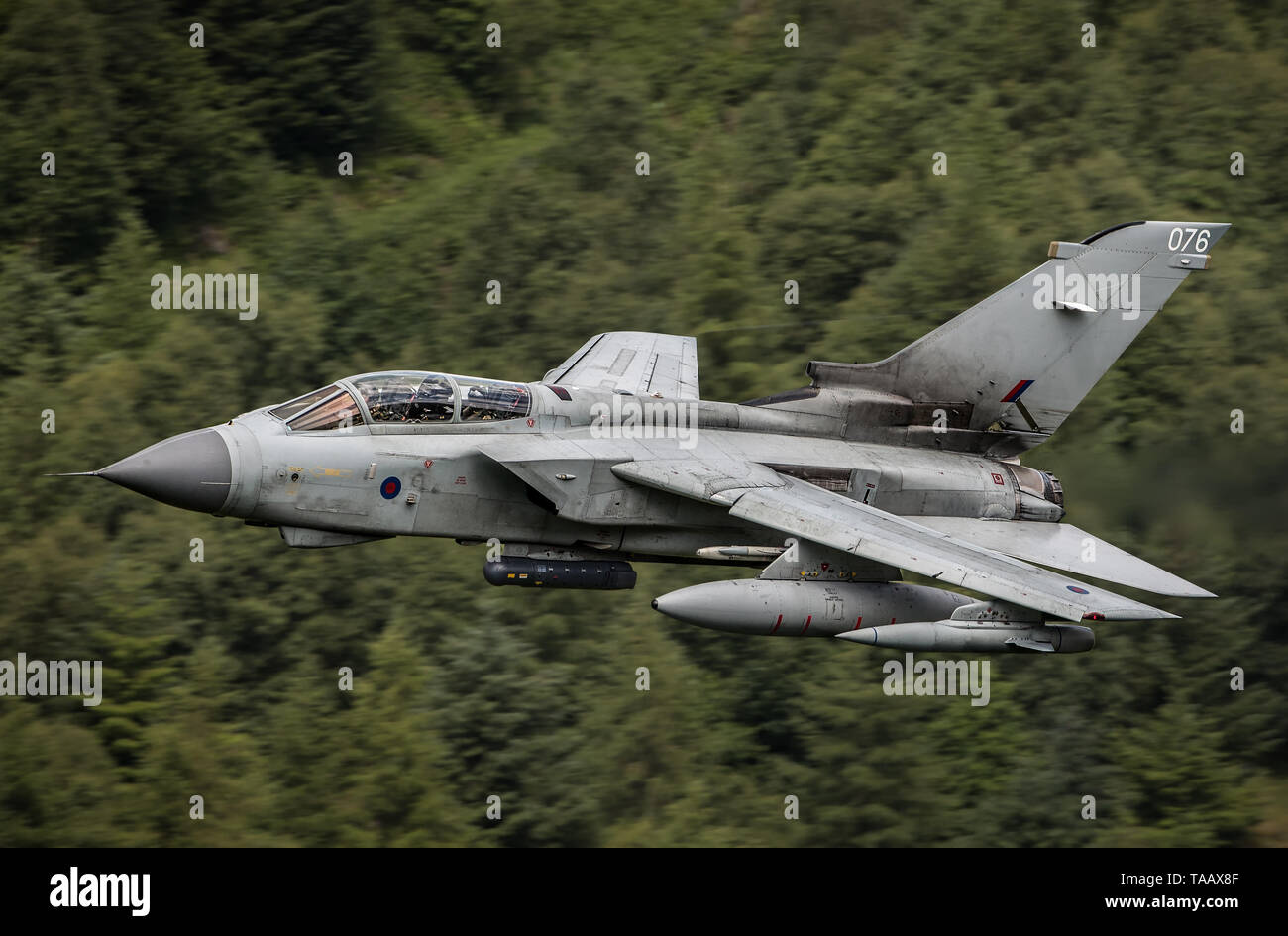 RAF Panavia Tornado GR4 flying low level durch das Mach Loop in Wales ...
