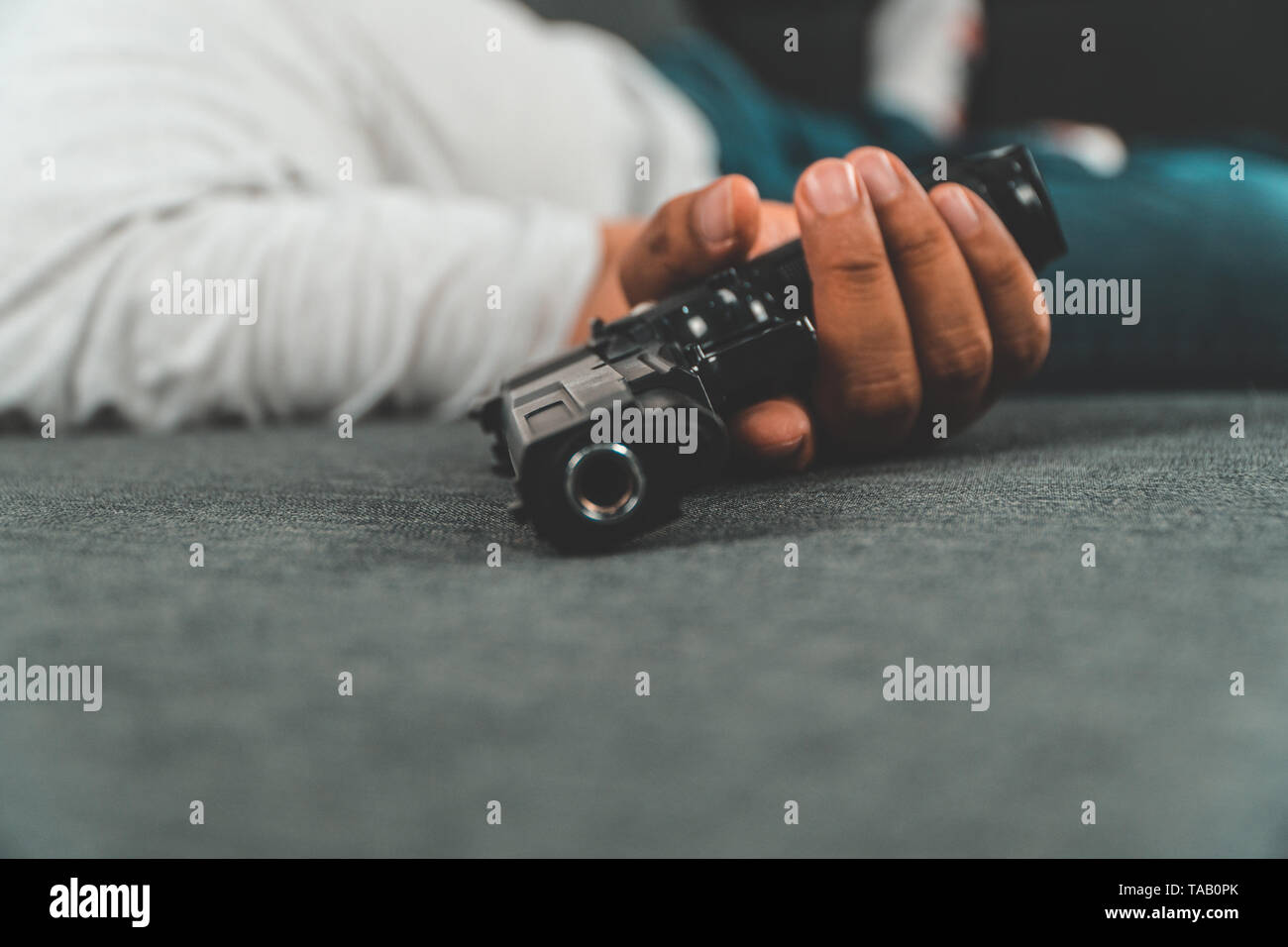 Im mittleren Alter asiatischer Mann 40 Jahre alt halten Sie die Waffe ...