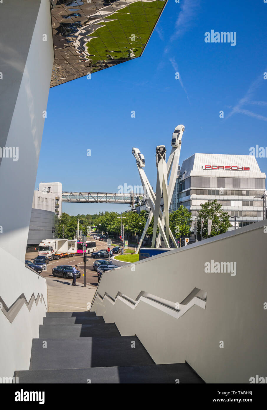 Porsche Skulptur am Porscheplatz in Stuttgard-Zuffenhausen im Porsche ...
