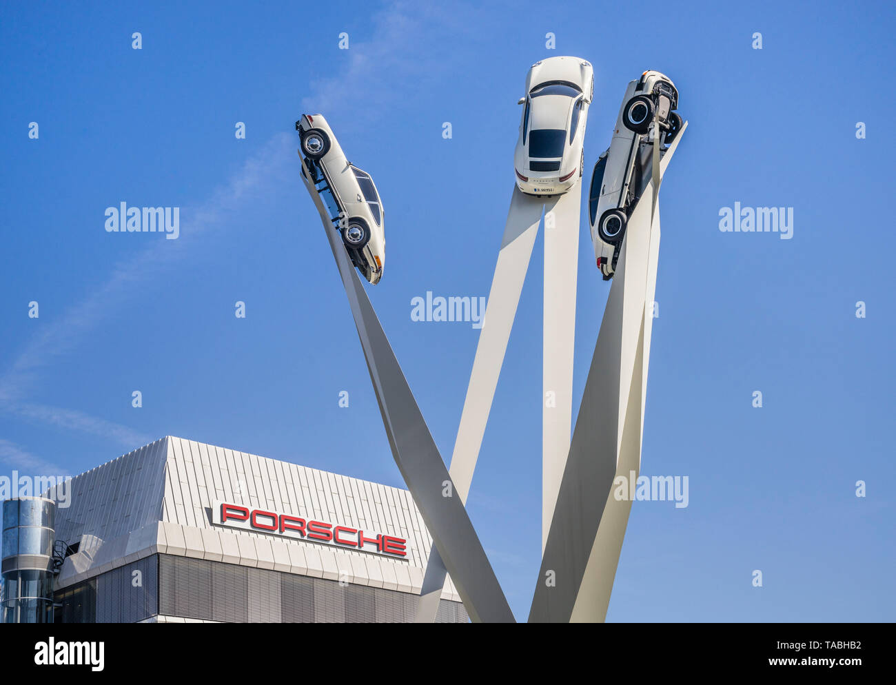 Porsche Skulptur am Porscheplatz in Stuttgard-Zuffenhausen im Porsche ...