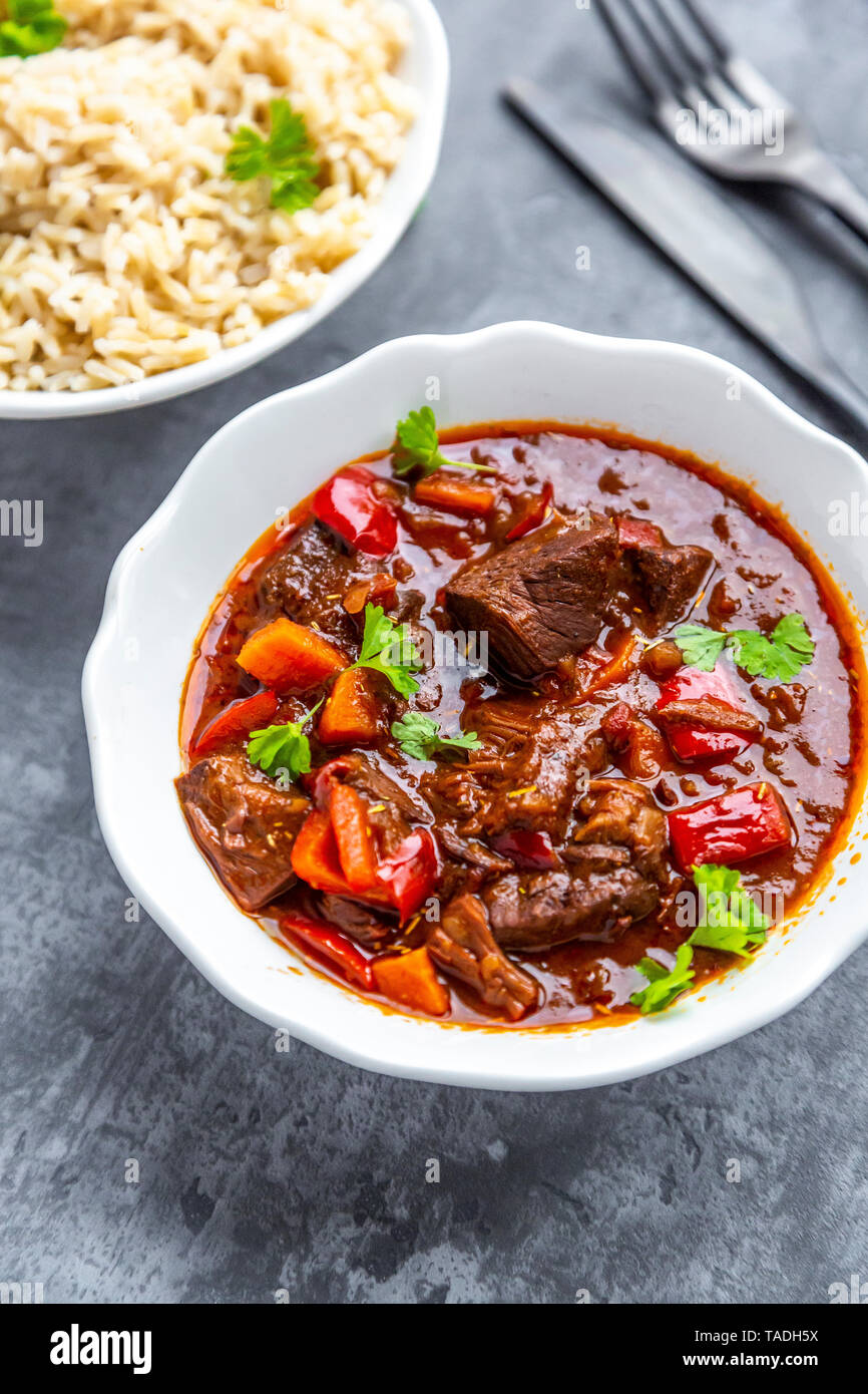 Gulasch mit reis -Fotos und -Bildmaterial in hoher Auflösung – Alamy