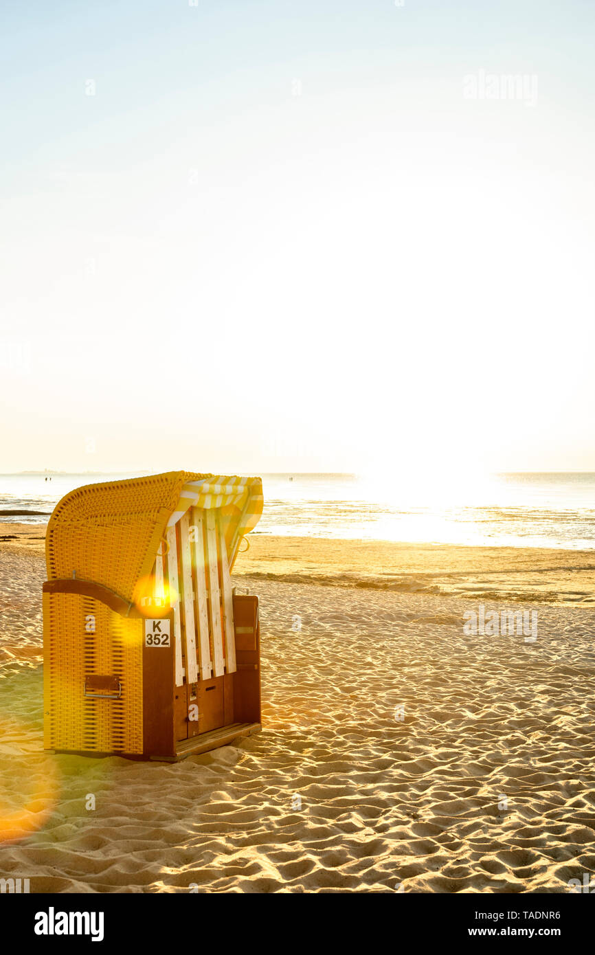 Deutschland, Nordsee, Cuxhaven, Liege am Strand Stockfotografie - Alamy