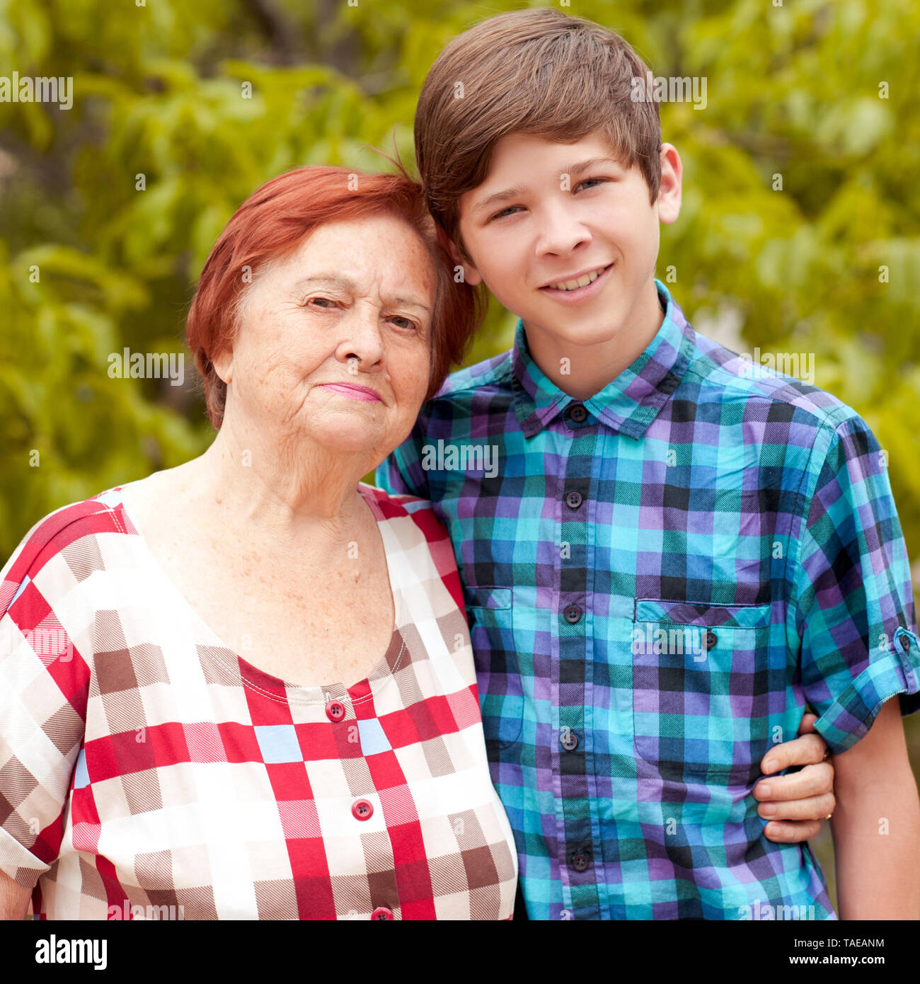 Old granny and teen -Fotos und -Bildmaterial in hoher Auflösung – Alamy