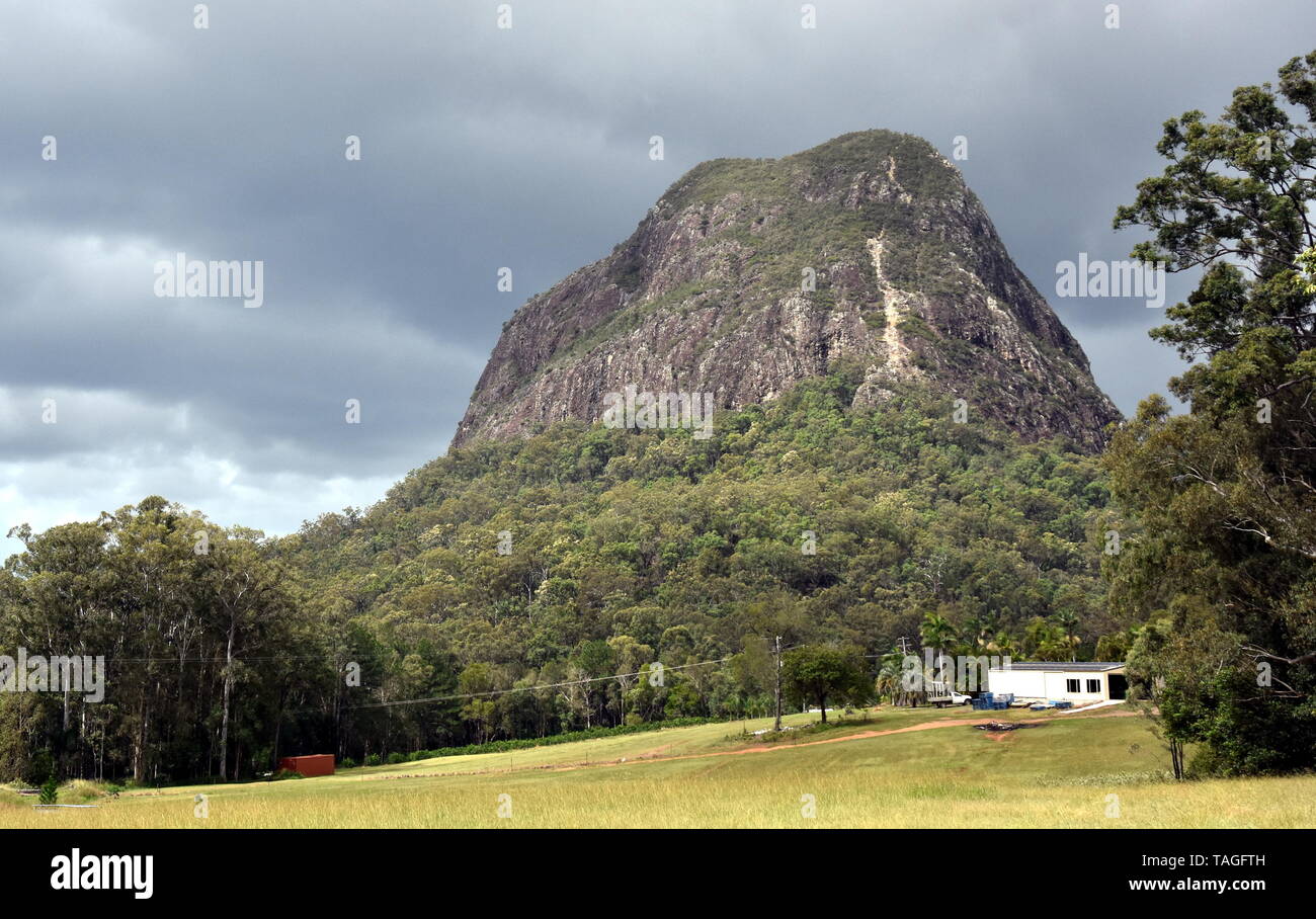 Blick auf den Mount Tibrogargan. Mount Tibrogargan ist ein Hugel in den Glass House Mountains National Park an der Sunshine Coast Queensland Australien Stockfotografie Alamy