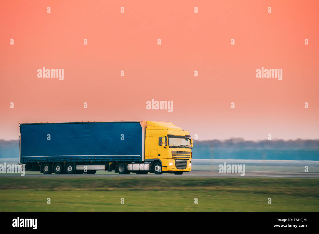 Gelbe Lkw oder Zugmaschine, Prime Mover, Triebfahrzeug in Bewegung auf ...