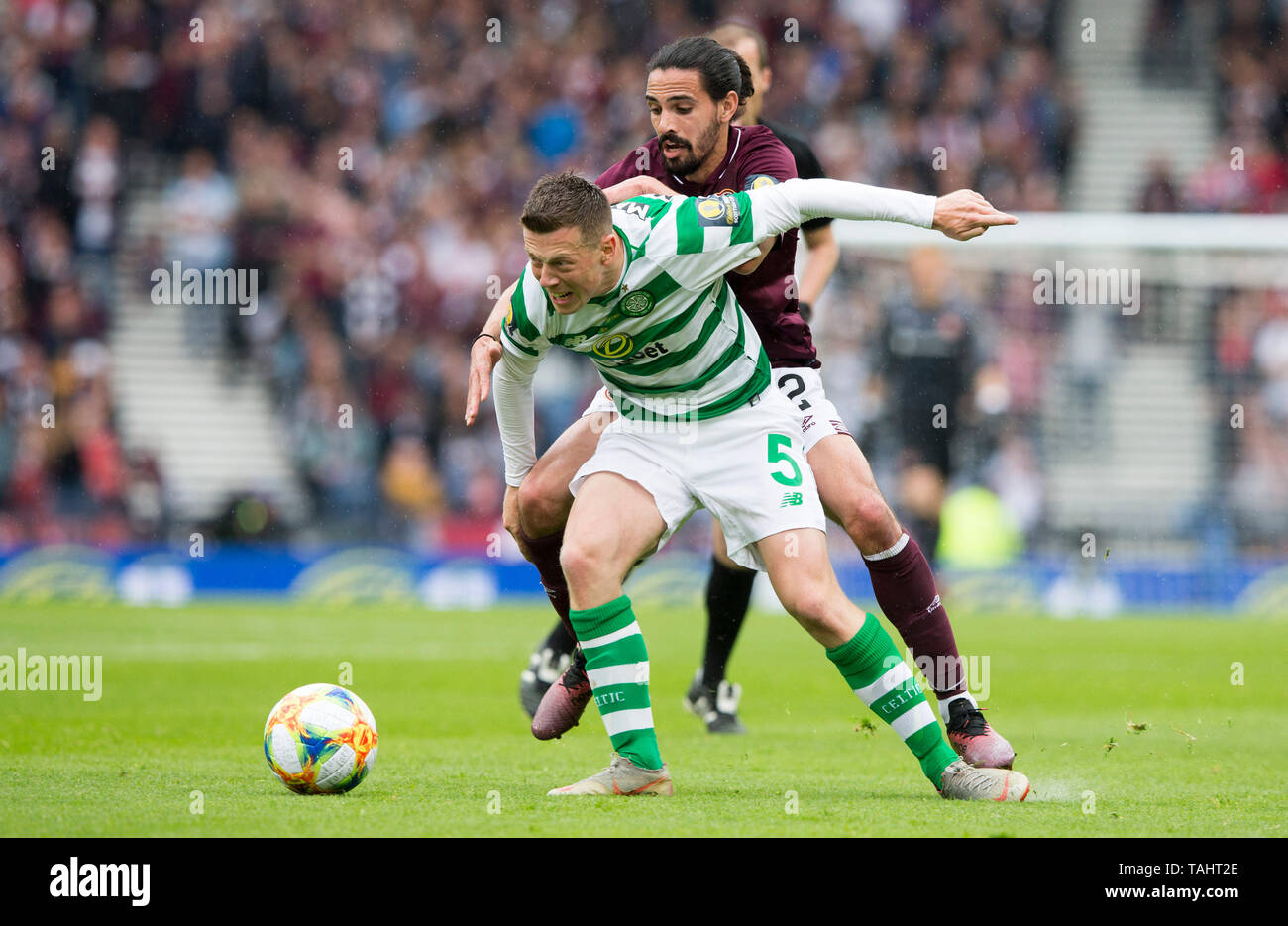 Heart of Midlothian's Ryan Edwards und Celtic's Callum McGregor (vorne ...