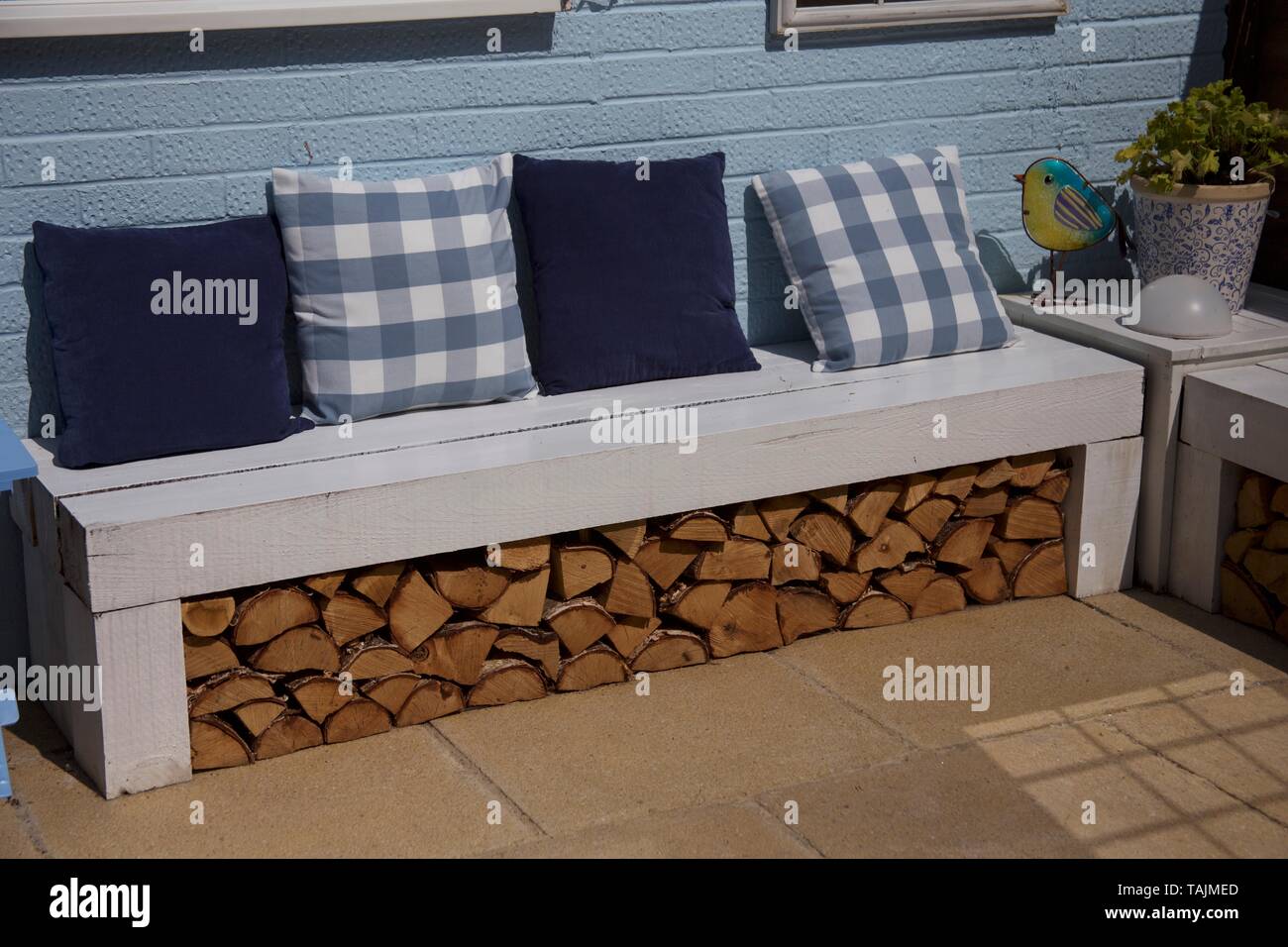 Bank aus holz -Fotos und -Bildmaterial in hoher Auflösung – Alamy