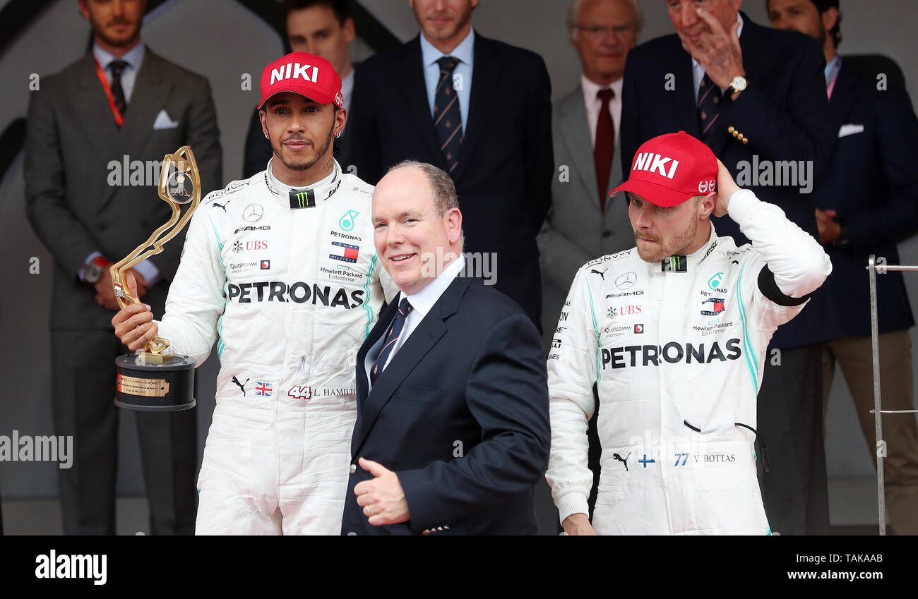 Mercedes Lewis Hamilton sammelt seine ersten Platz Trophäe von Fürst ...